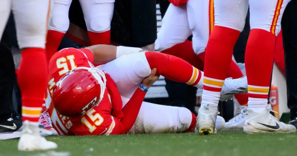Patrick Mahomes si infortuna al ginocchio nella partita dei Chiefs ...