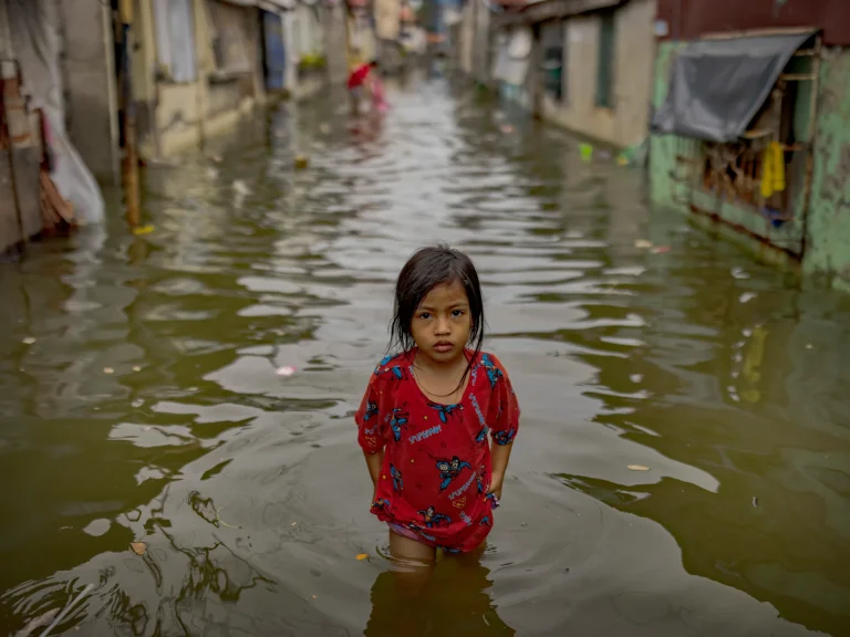 Quasi tutti i bambini nel mondo esposti ad almeno un rischio climatico ...
